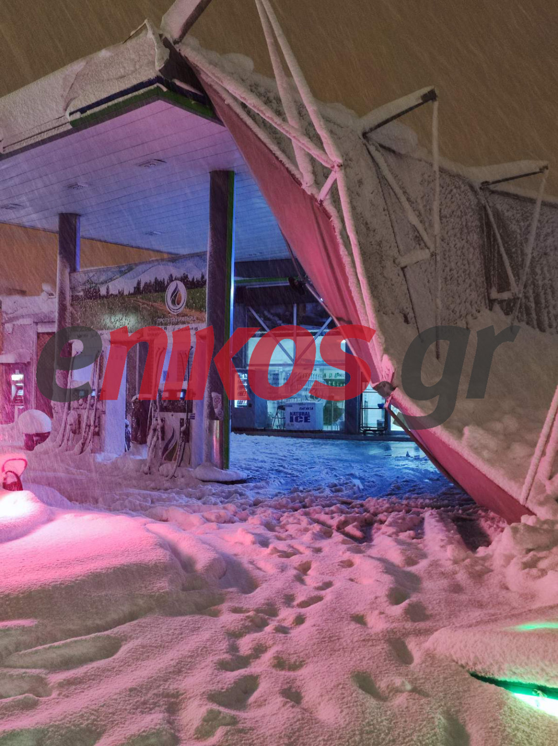Κακοκαιρία "Ελπίς": Κατέρρευσε σκεπή σε βενζινάδικο στον Γέρακα