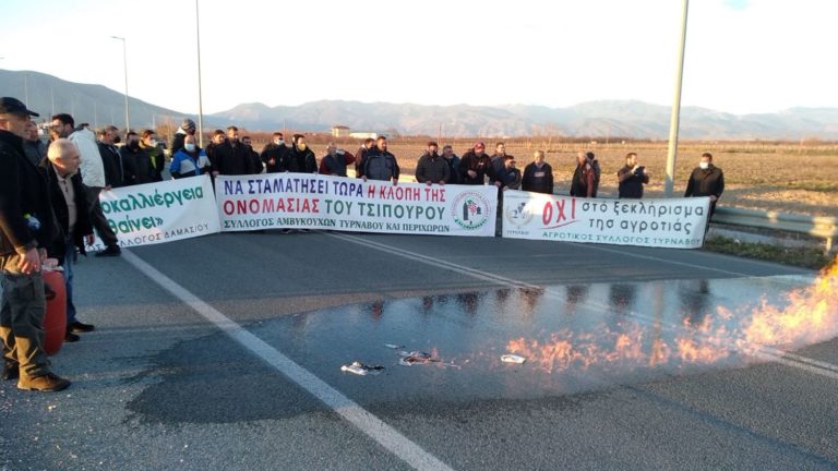 Τύρναβος: Οι αγρότες έβαλαν φωτιά στο... τσίπουρο - ΦΩΤΟ - ΒΙΝΤΕΟ