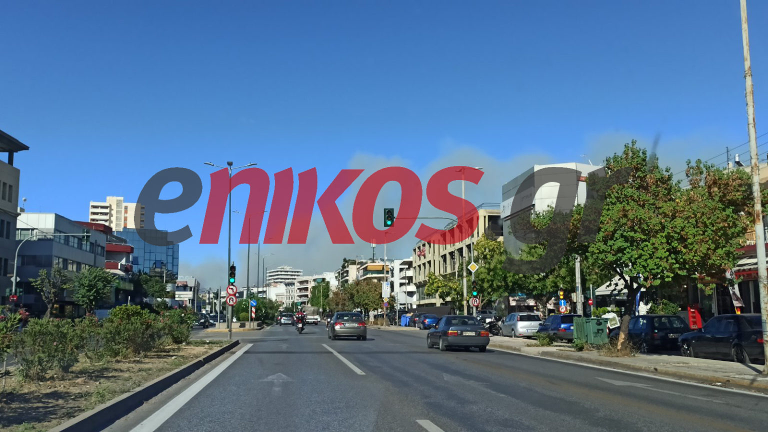 Η φωτιά στο Νταού Πεντέλης όπως φαίνεται από τη Μεσογείων - ΦΩΤΟ αναγνώστη