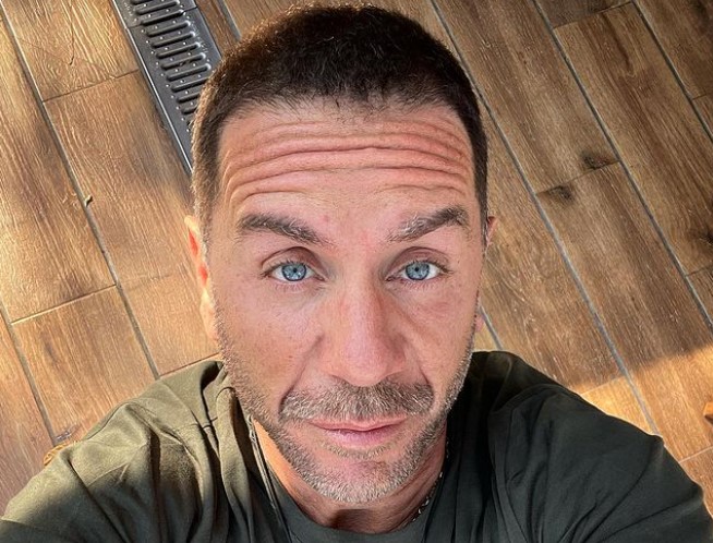 Ο Γιώργος Μαζωνάκης τα έβαψε... πράσινα - ΦΩΤΟ