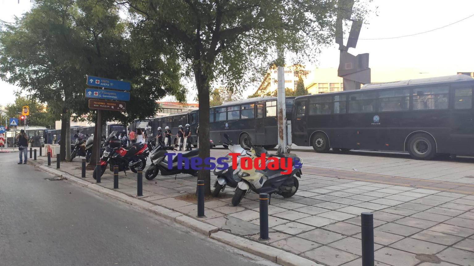 Θεσσαλονίκη: Αστυνομικά μπλόκα στους διαδηλωτές – 3 προσαγωγές