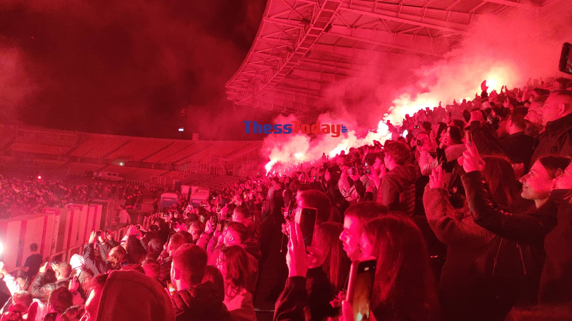 Θεσσαλονίκη: Περισσότερα από 35.000 άτομα στη συναυλία του ΛΕΞ - Το ...