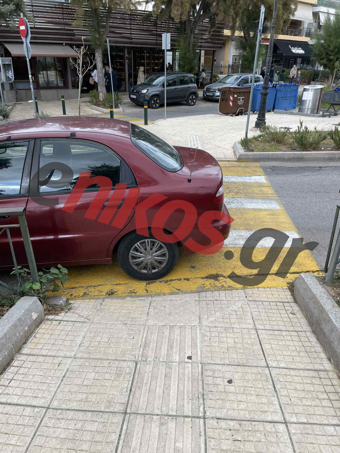 Αυτό θα πει παρκάρισμα - Μπλόκαρε τη διάβαση πεζών χωρίς δεύτερη σκέψη ...