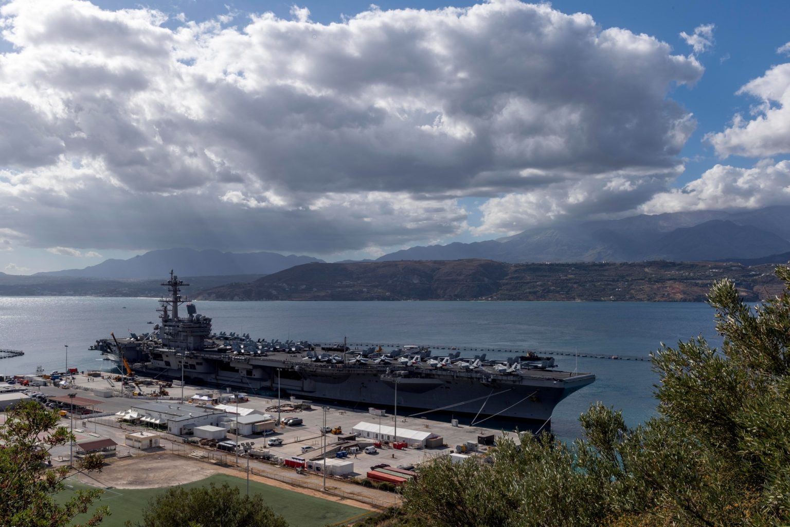 Τα νούμερα που ζαλίζουν με το πυρηνοκίνητο αεροπλανοφόρο των ΗΠΑ USS ...