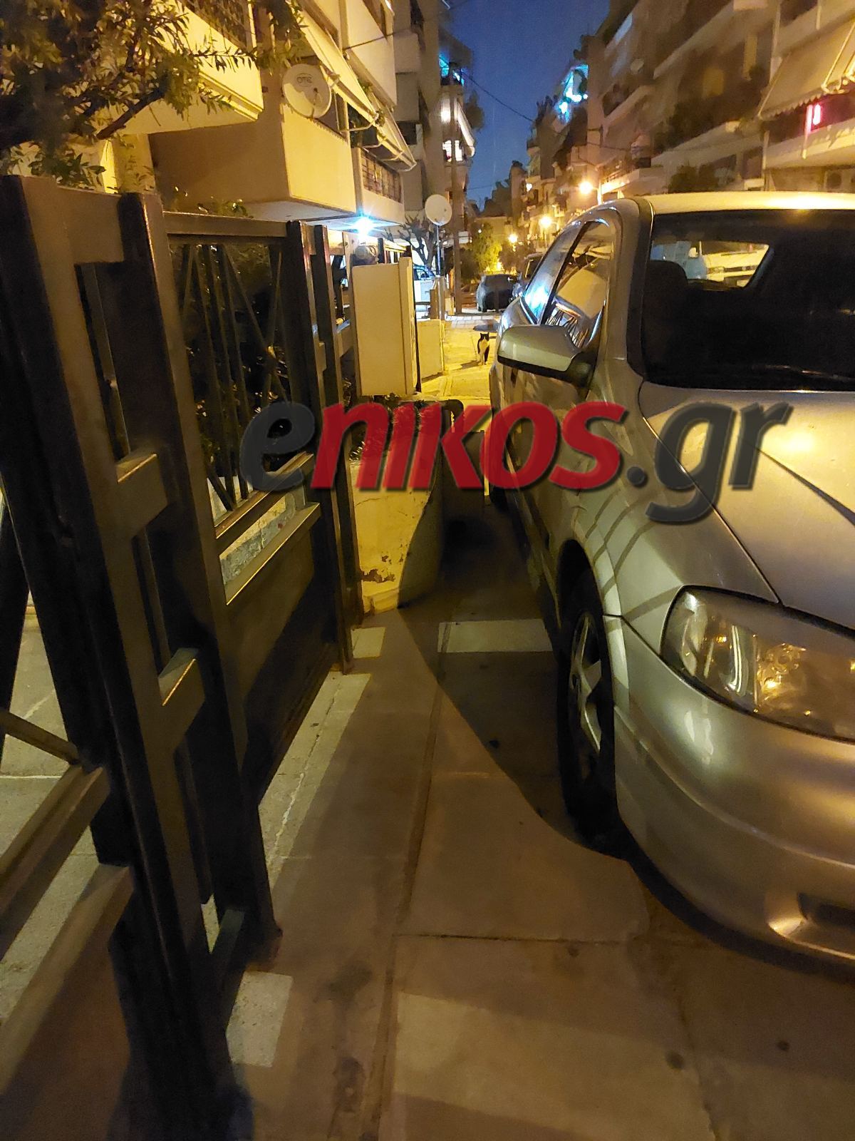 Γαλάτσι: Πάρκαρε σαν... κύριος μπροστά από την είσοδο της πολυκατοικίας ...