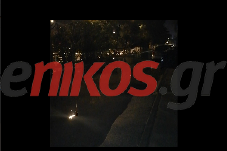 Διαρροή νερού στον παράδρομο της Συγγρού - Μετ' εμποδίων η διέλευση των ...
