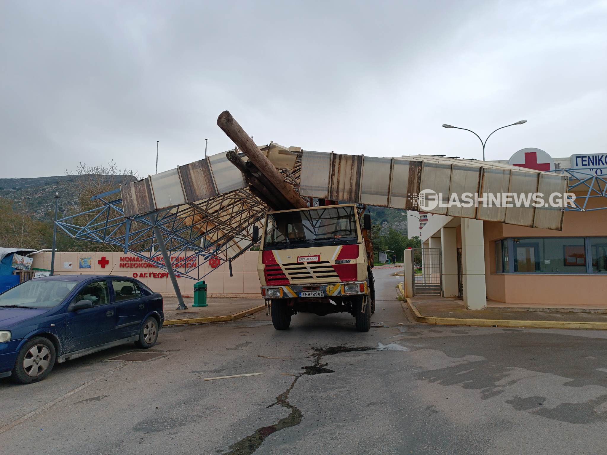 Νοσοκομείο Χανίων: Φορτηγό γκρέμισε την πύλη εισόδου - ΦΩΤΟ και ΒΙΝΤΕΟ