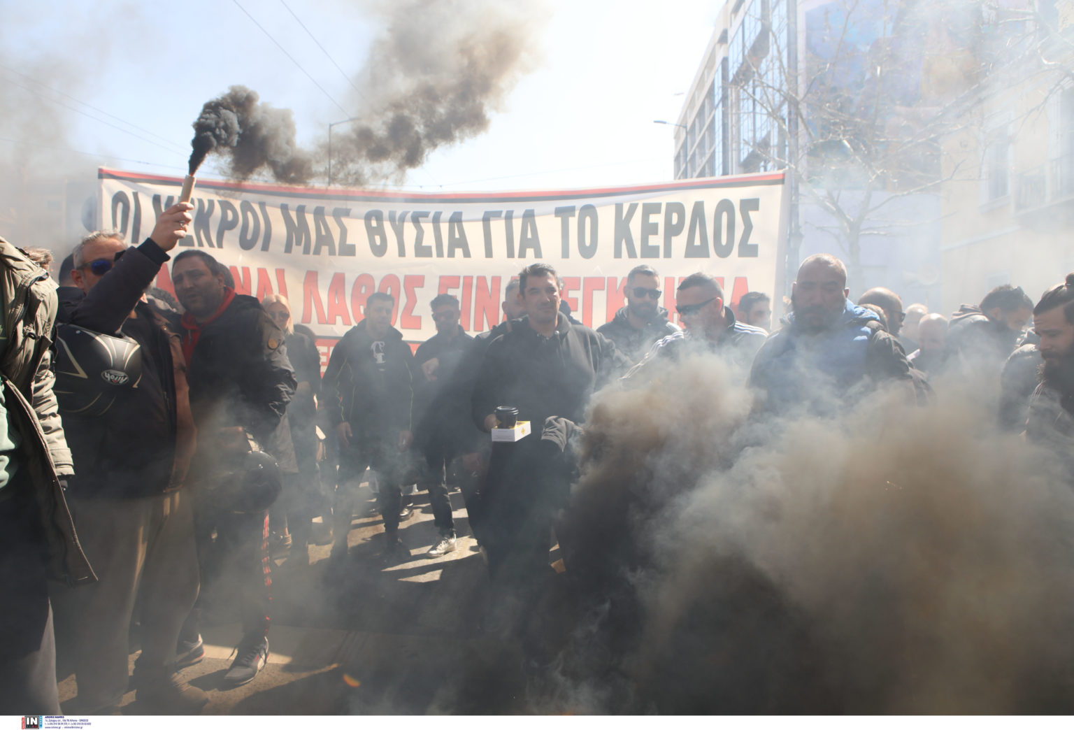 «Κοσμοπλημμύρα» στο κέντρο της Αθήνας για την τραγωδία των Τεμπών ...
