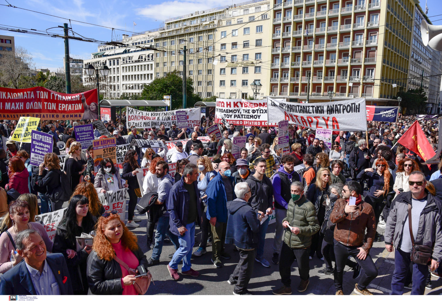 «Κοσμοπλημμύρα» στο κέντρο της Αθήνας για την τραγωδία των Τεμπών ...