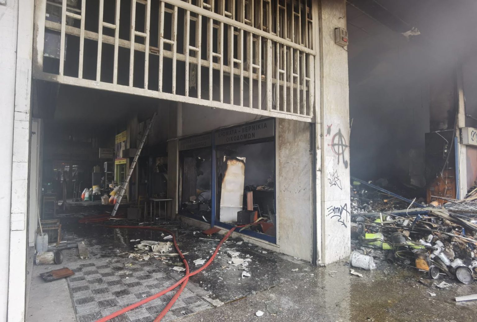 Πειραιάς: ΒΙΝΤΕΟ από τη φωτιά σε κατάστημα με χρώματα - Τι καταγγέλλει ...