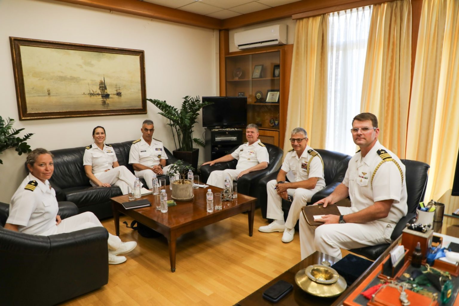 Ο Διοικητής του 6ου Στόλου των ΗΠΑ στον Αρχηγό ΓΕΝ - ΦΩΤΟ