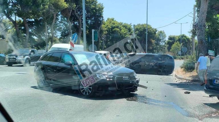 Νέα Μάκρη: Τροχαίο στη Λεωφόρο Μαραθώνος - Ανετράπη αυτοκίνητο - ΦΩΤΟ