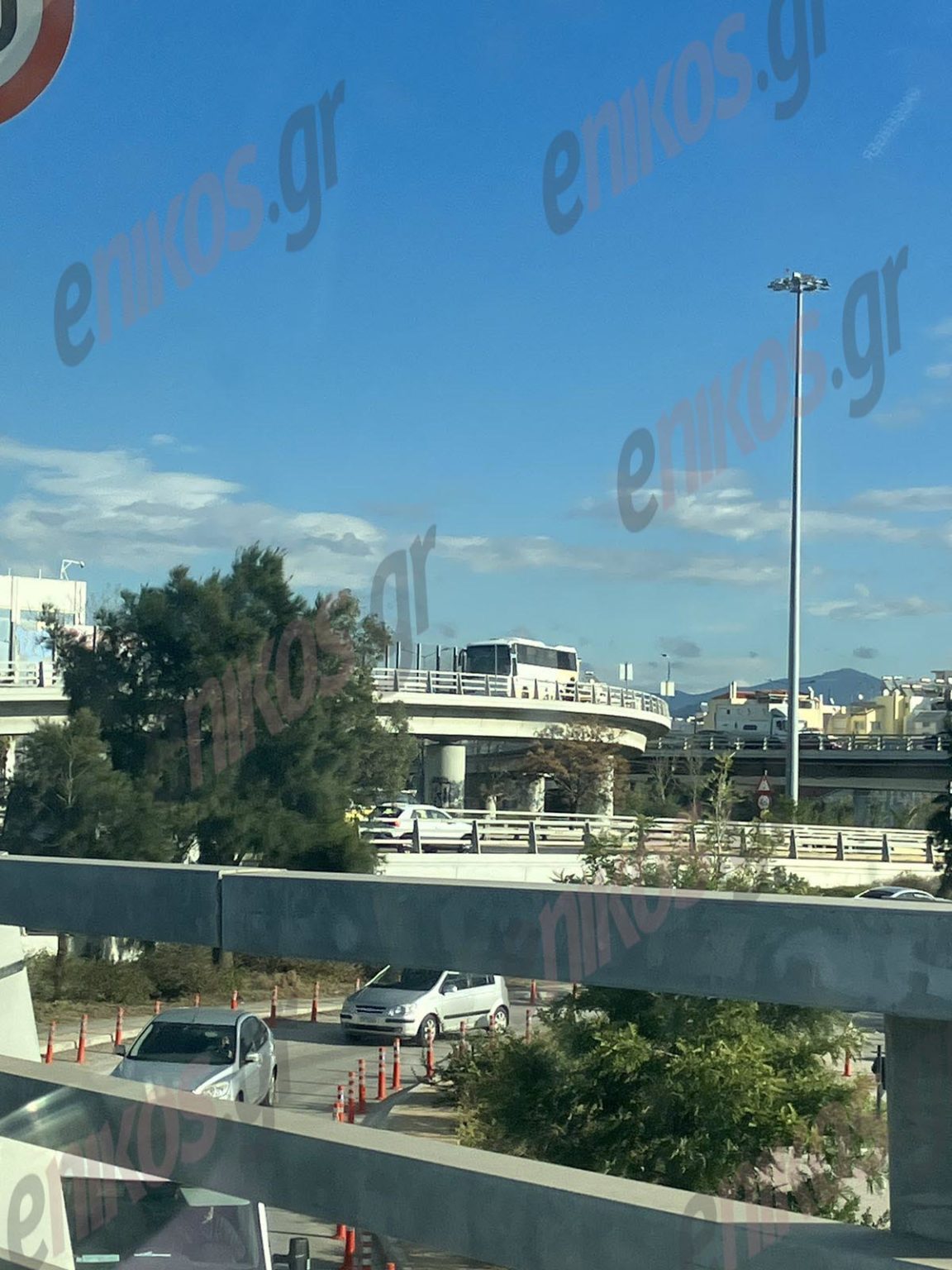 Κηφισός: Πάνω στη γέφυρα προς Πειραιά το ακινητοποιημένο λεωφορείο ...
