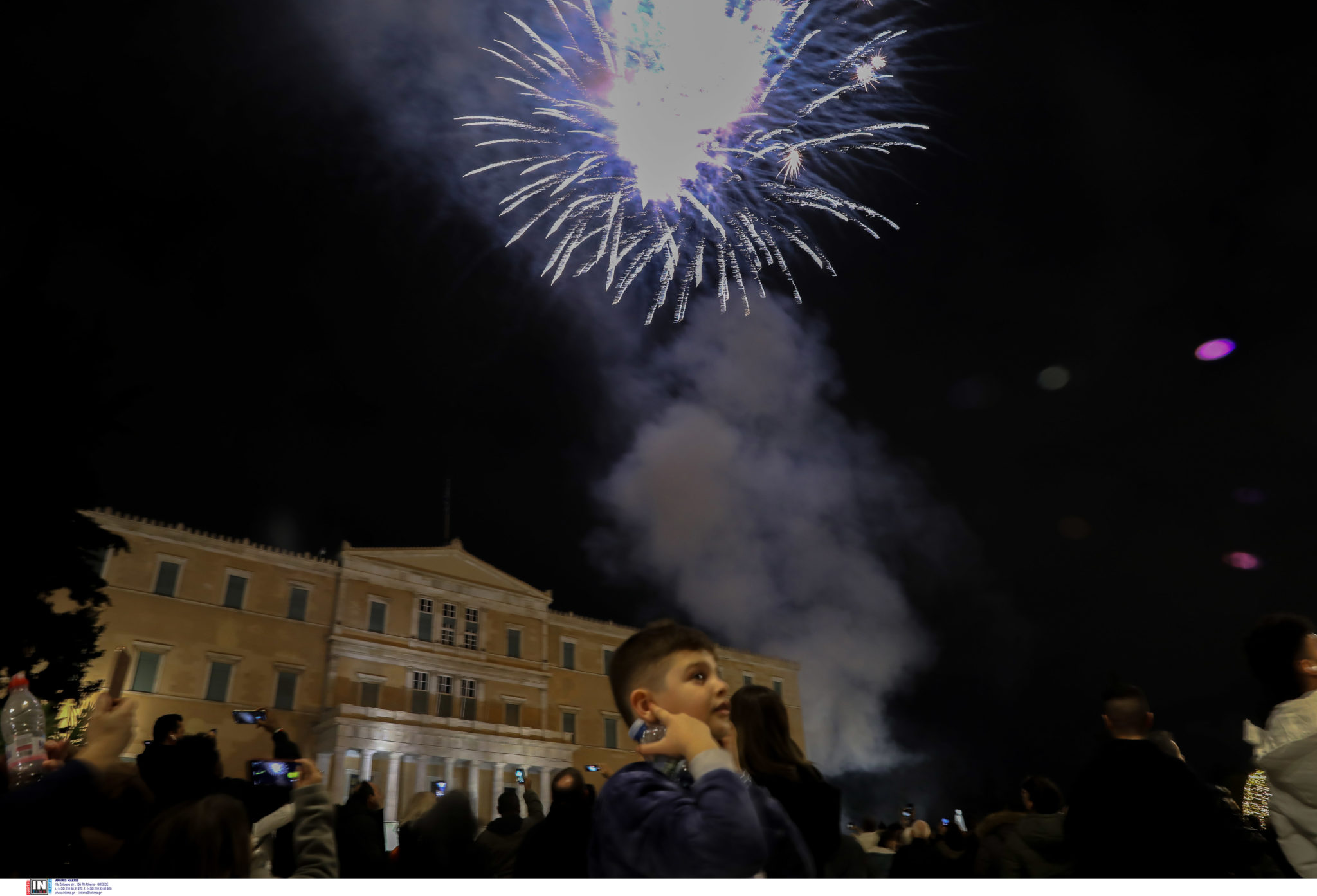 Πρωτοχρονιά: Έτσι υποδέχτηκε η Αθήνα το 2024 - Με πυροτεχνήματα και ...