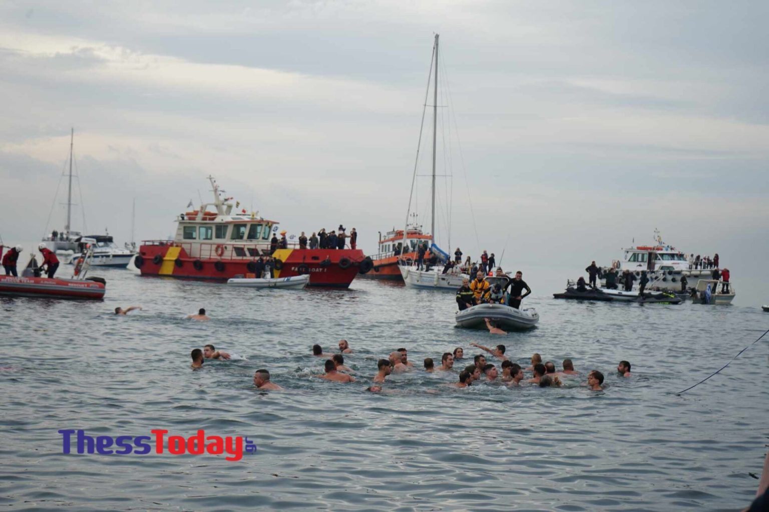 Θεοφάνια: Ο 21χρονος που έπιασε τον σταυρό στην Θεσσαλονίκη έκανε ...