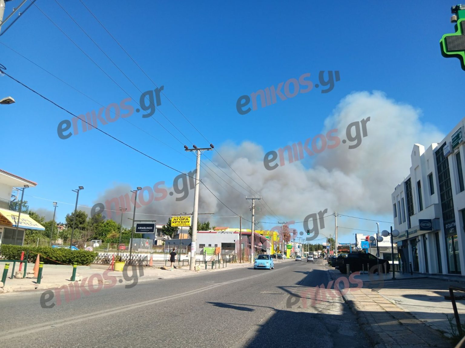Μεγάλη φωτιά στη Σταμάτα – Εκκενώνονται Αμυγδαλέζα, Γαλήνη και Ροδόπολη