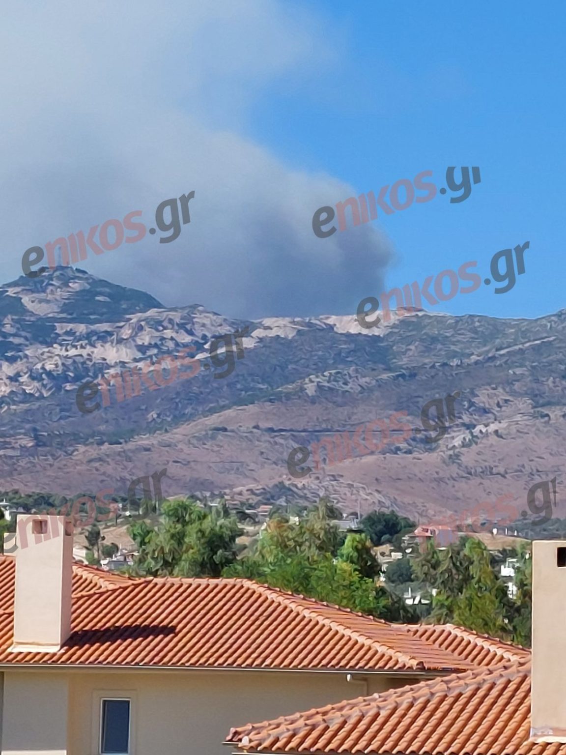 Μεγάλη φωτιά στη Σταμάτα – Εκκενώνονται Αμυγδαλέζα, Γαλήνη και Ροδόπολη