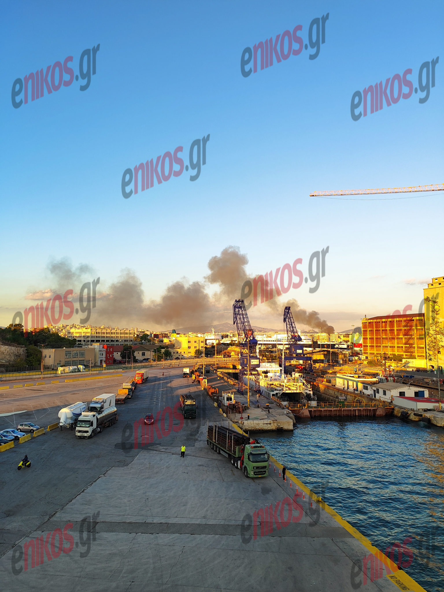 Πειραιάς: Νέες εικόνες από τη φωτιά σε εγκαταλελειμμένο κτίριο ...