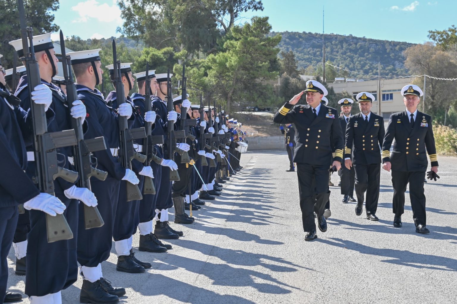 ΟΥΚ: Συνωστισμός από «βατράχια» στο Ναυτικό Οχυρό Σκαραμαγκά