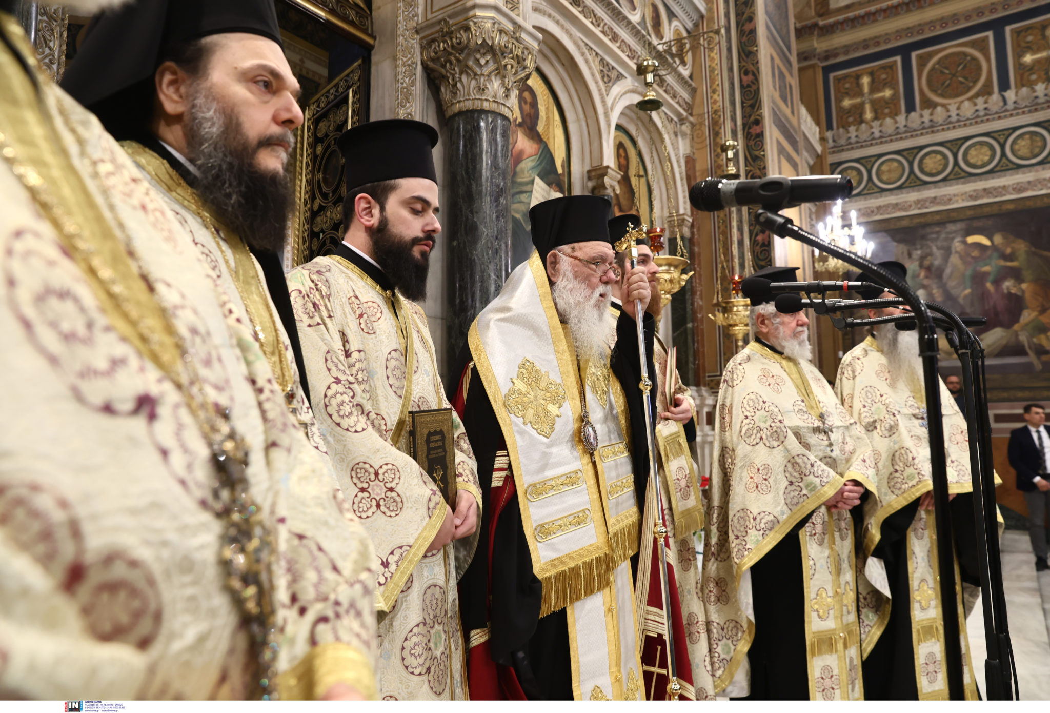 Μητρόπολη Αθηνών: Τα πηγαδάκια και οι χειραψίες στη δοξολογία για το ...