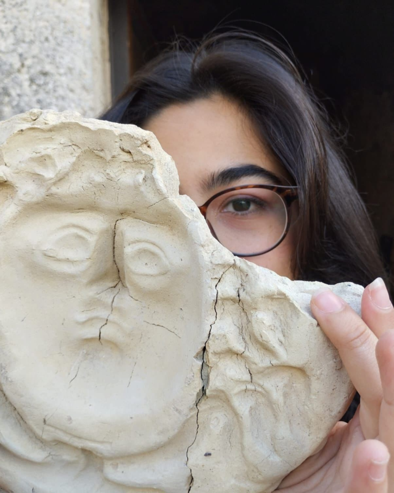 Ανακαλύφθηκε σε αρχαία ελληνική πόλη καλούπι μάσκας 2300 ετών που ...