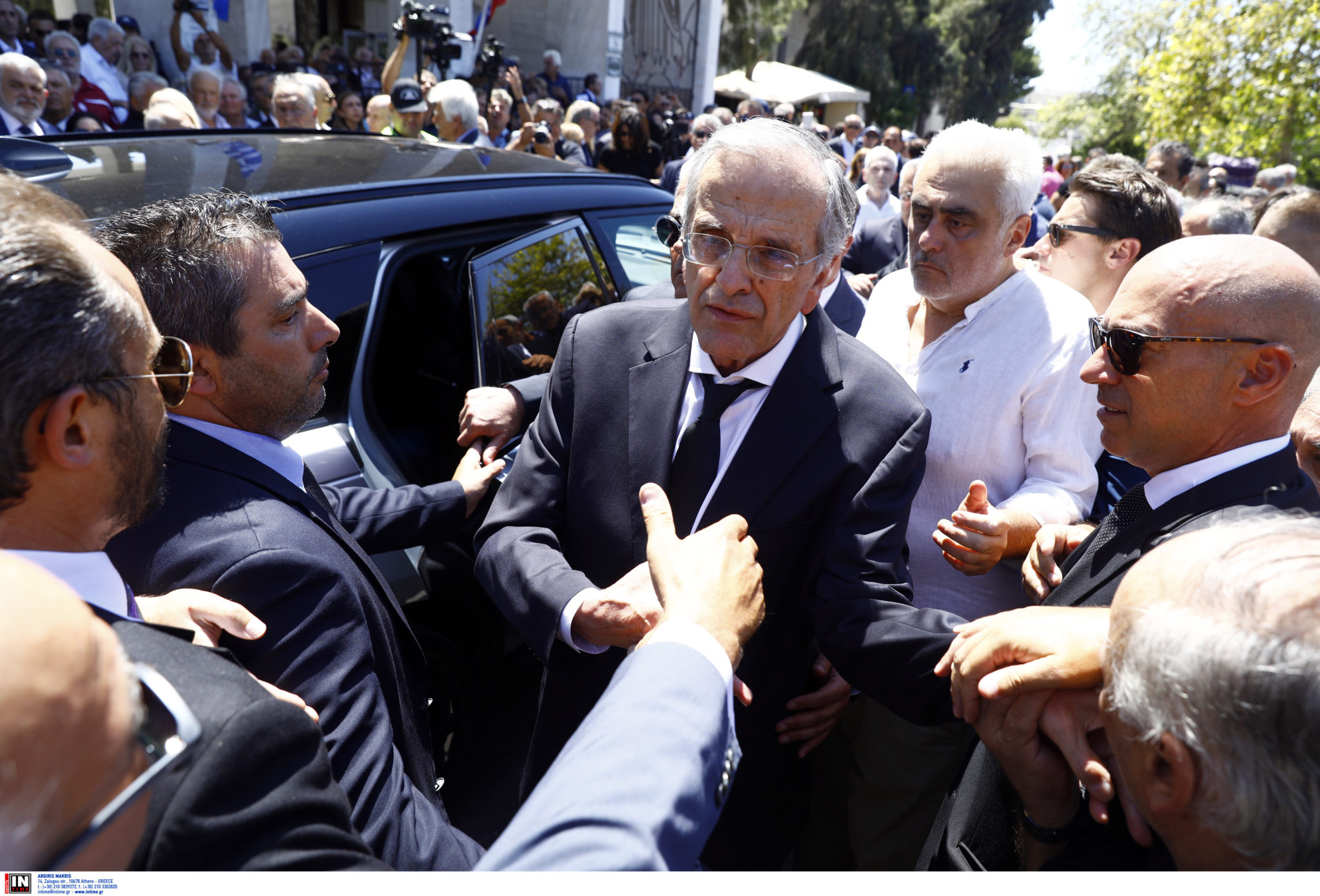 Λένα Σαμαρά: Βουβός θρήνος στο Α’ Νεκροταφείο για την κόρη του πρώην ...