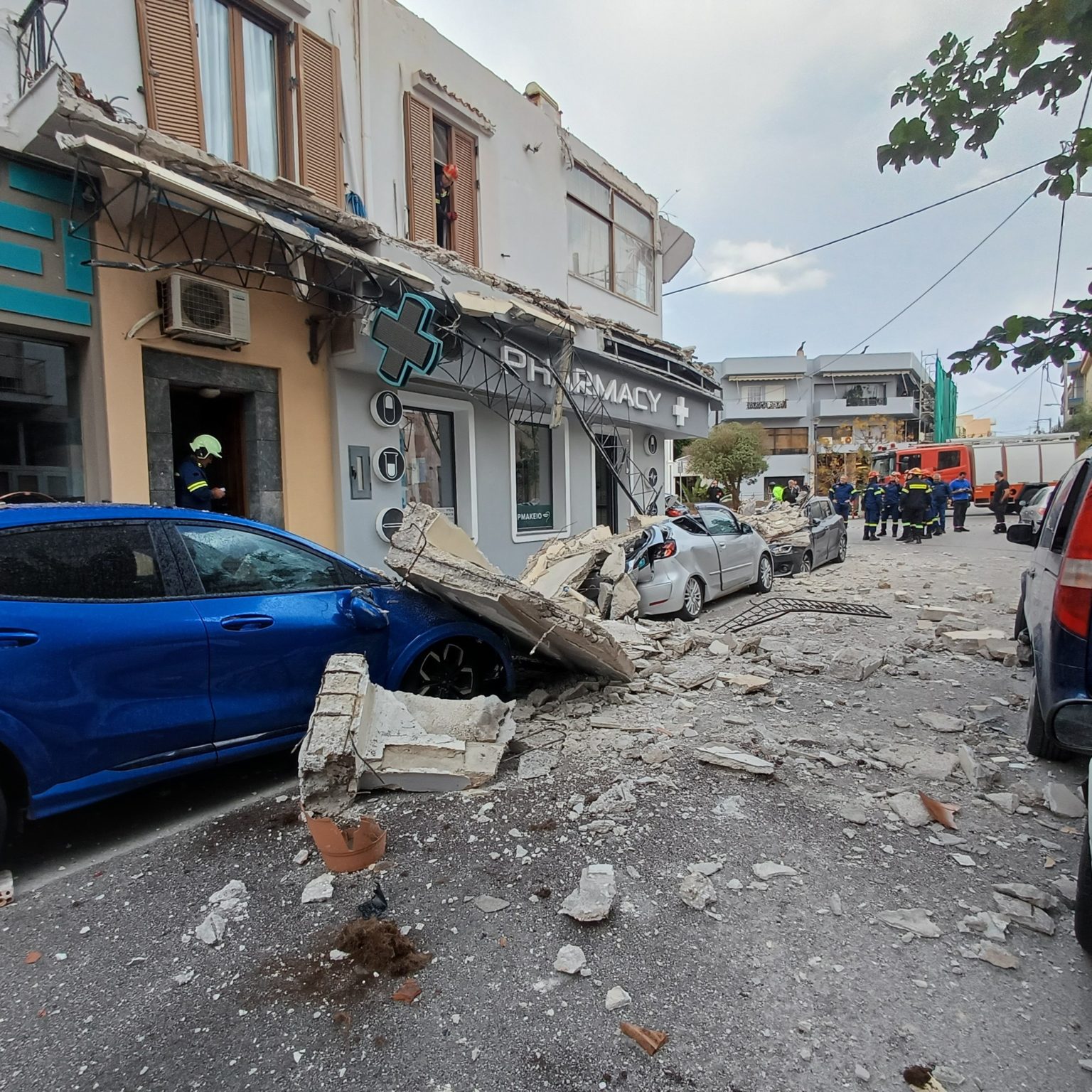 Κατάρρευση μπαλκονιών στο Λαύριο: «Από θαύμα δεν θρηνήσαμε θύματα - Τα ...