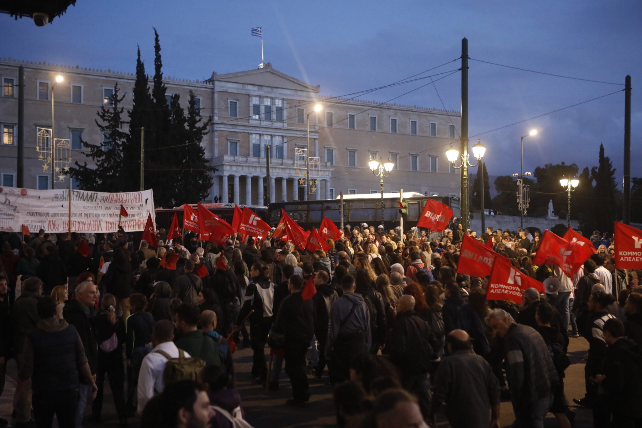 Πολυτεχνείο: Ολοκληρώθηκε η μεγάλη πορεία στην Αθήνα - Άνοιξαν οι ...