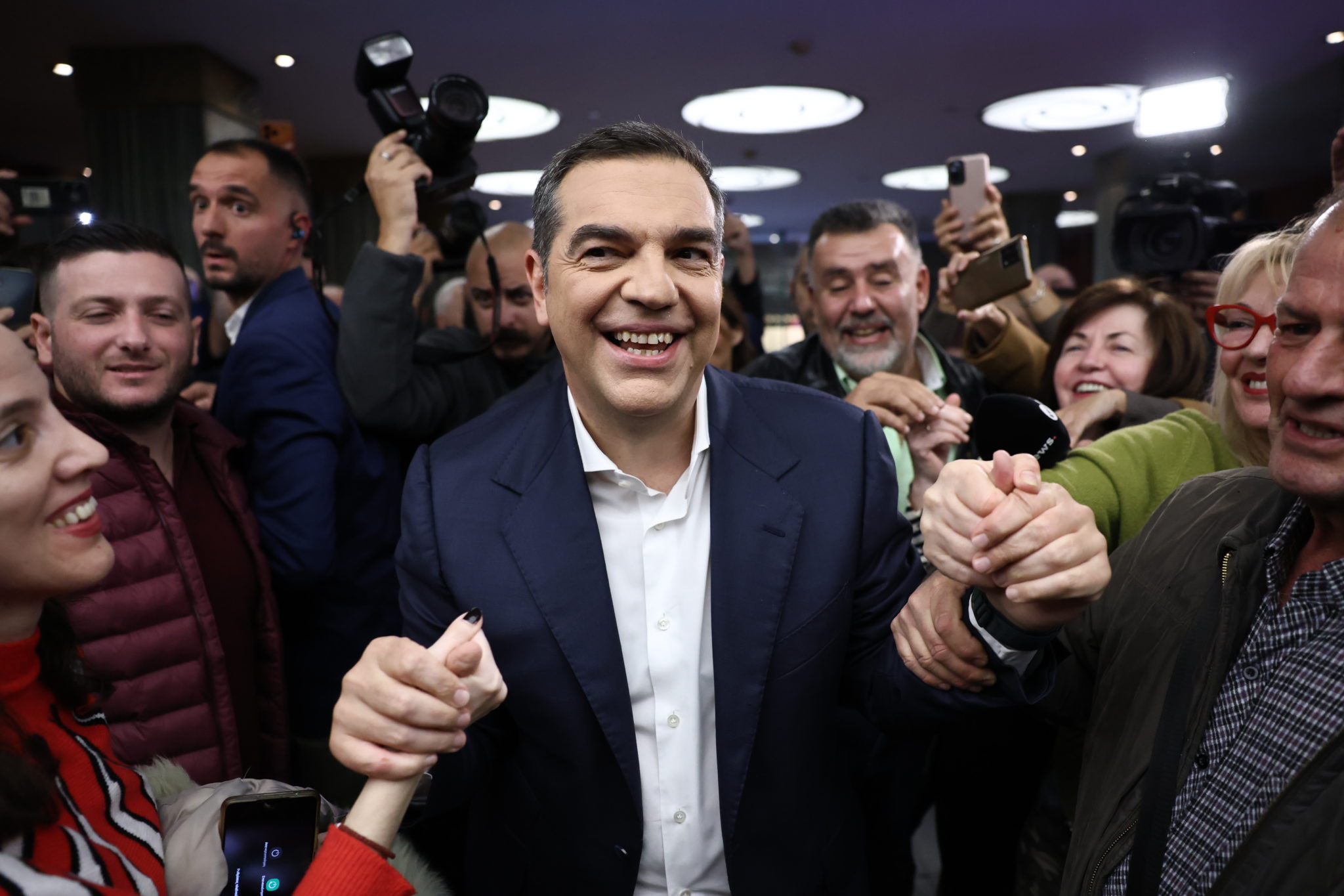 Αλέξης Τσίπρας: Η στιγμή που έφτασε με την Μπέττυ Μπαζιάνα στο θέατρο ...