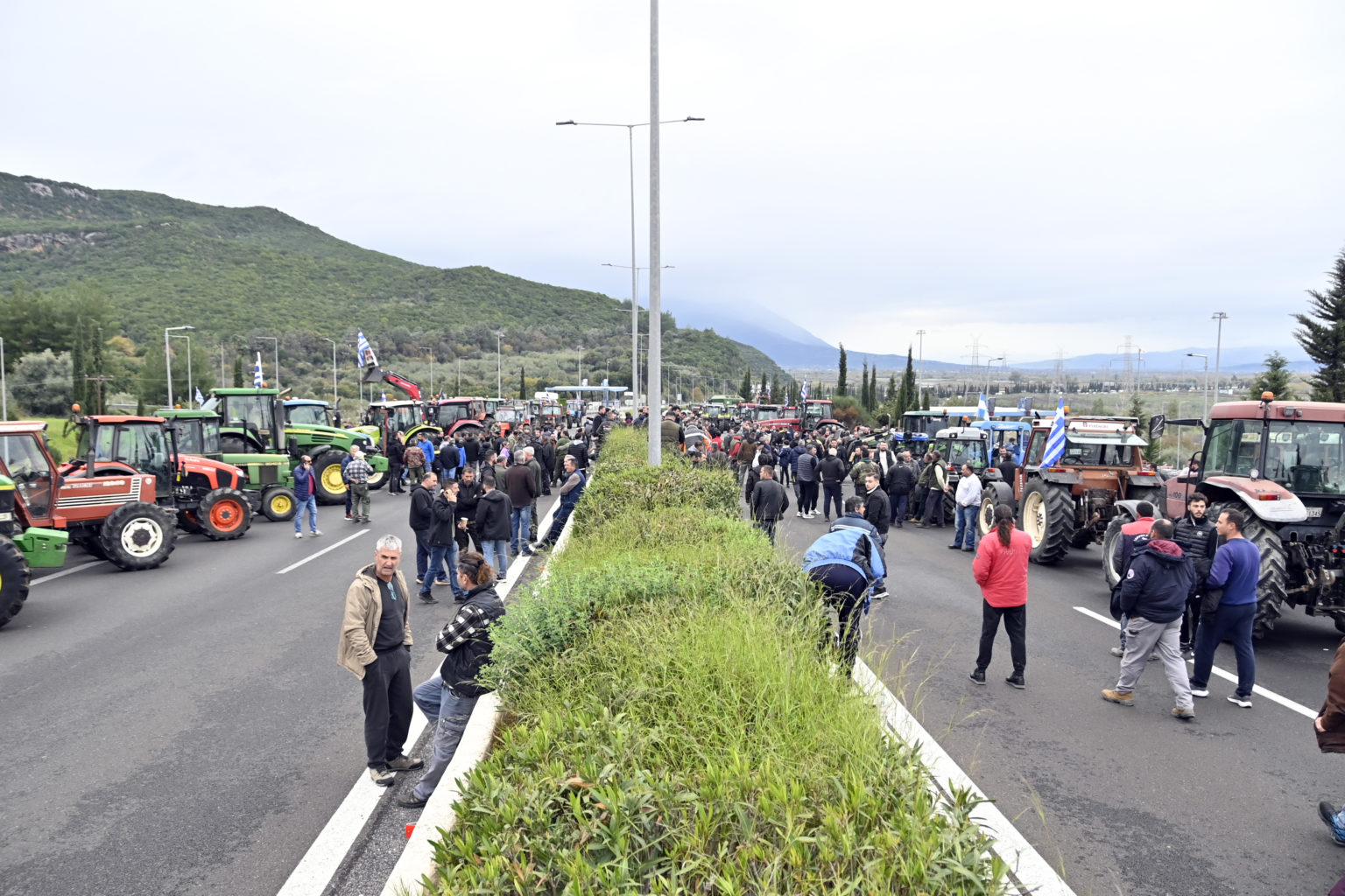 Αγρότες: Στήνουν νέα μπλόκα σε όλη τη χώρα - Συνεχίζονται οι πολύωροι ...