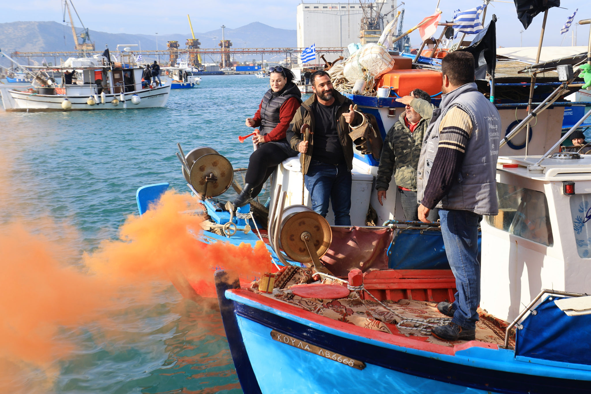 Σε αγροτικό κλοιό το λιμάνι του Βόλου από στεριά και θάλασσα - Ισχυρές ...