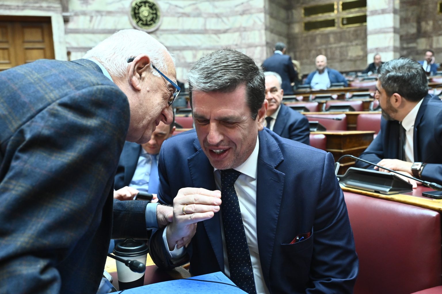 Τα πηγαδάκια στη συνεδρίαση της ΚΟ της ΝΔ - Τα χαμόγελα, οι φωτογραφίες ...