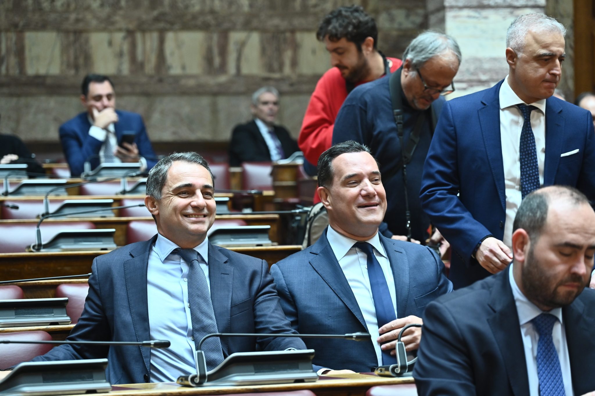 Τα πηγαδάκια στη συνεδρίαση της ΚΟ της ΝΔ - Τα χαμόγελα, οι φωτογραφίες ...