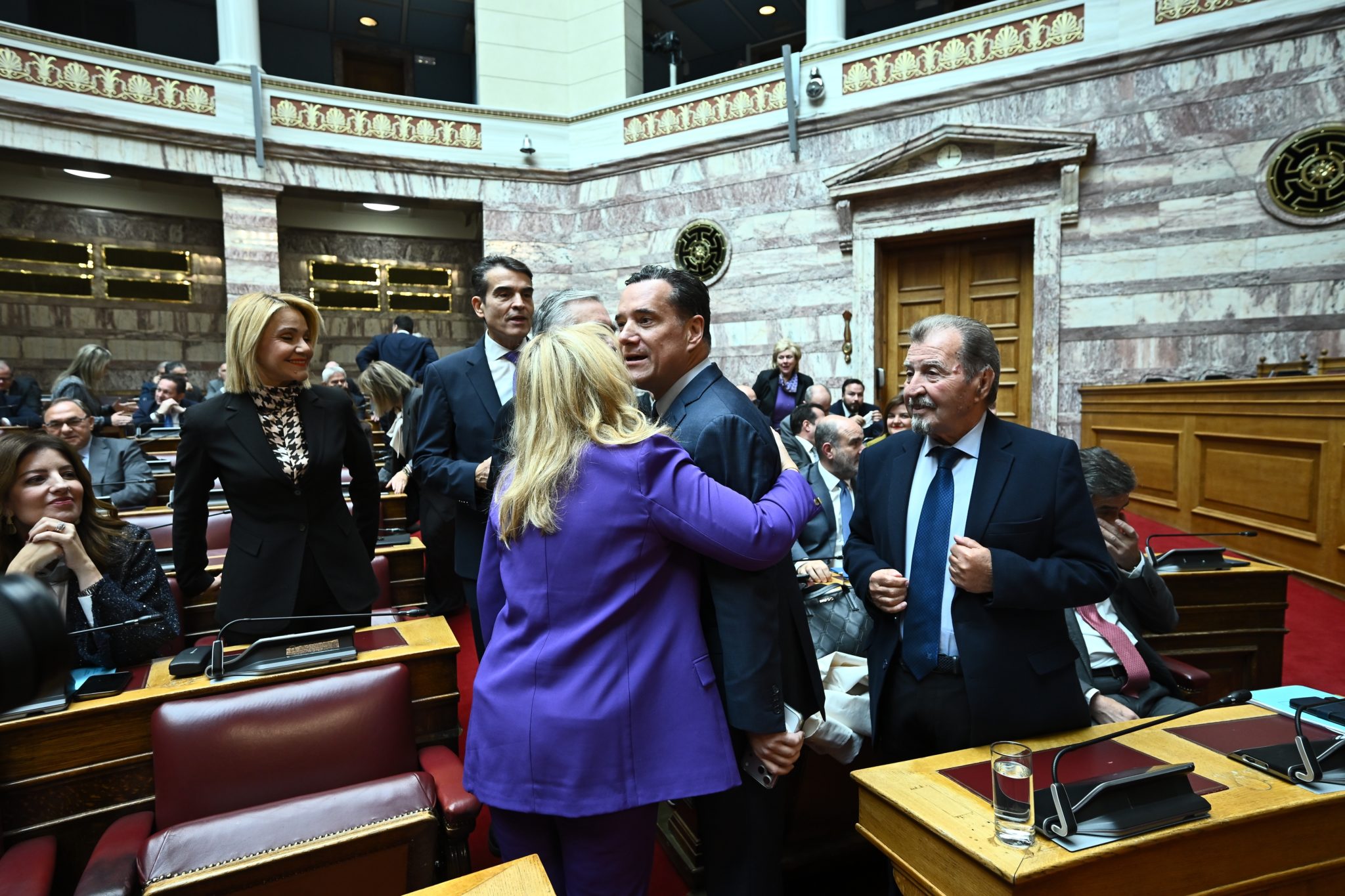 Τα πηγαδάκια στη συνεδρίαση της ΚΟ της ΝΔ - Τα χαμόγελα, οι φωτογραφίες ...