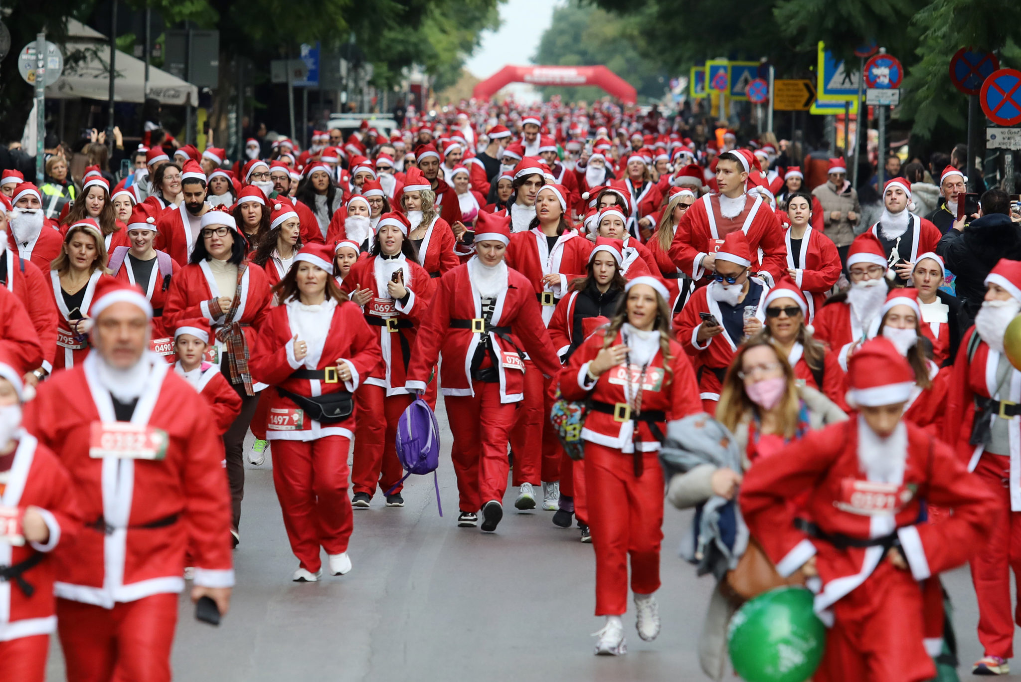 Athens Santa Run: Εκατοντάδες Άγιοι Βασίληδες έτρεξαν στο κέντρο της ...
