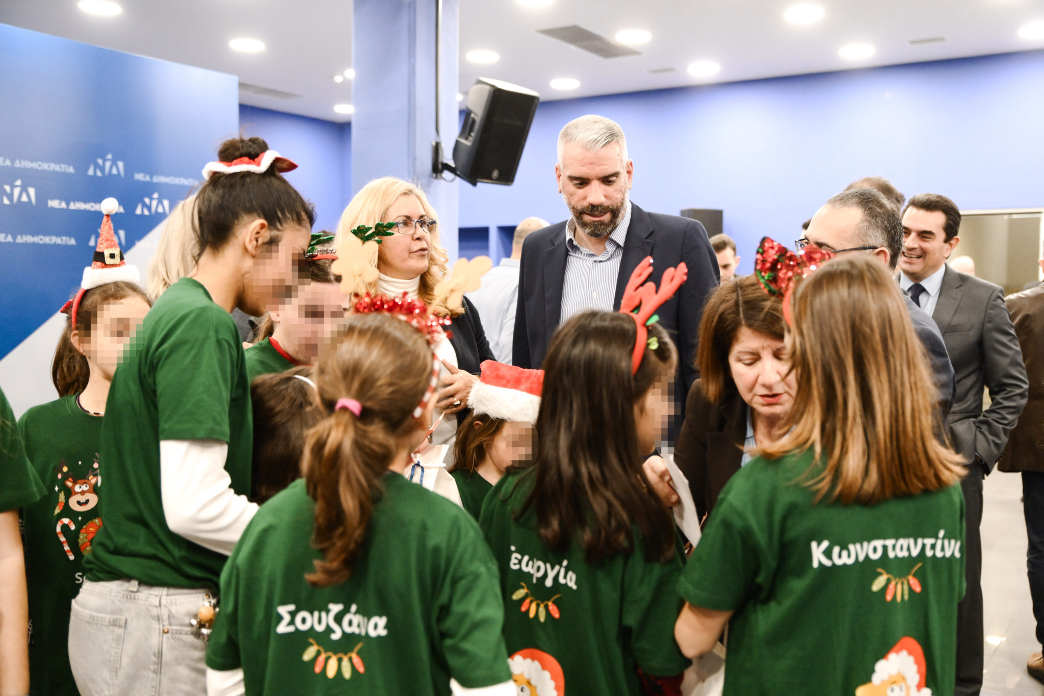 ΝΔ: Χαμόγελα, κάλαντα και ευχές στη χριστουγεννιάτικη γιορτή στα ...