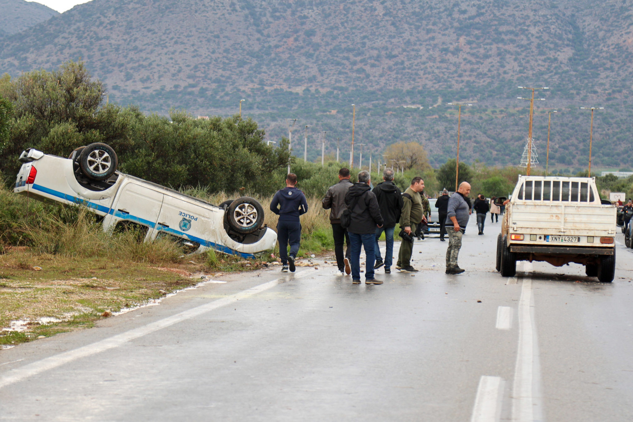 Ανυποχώρητοι οι αγρότες: Νέα μπλόκα και αποκλεισμοί αεροδρομίων και ...