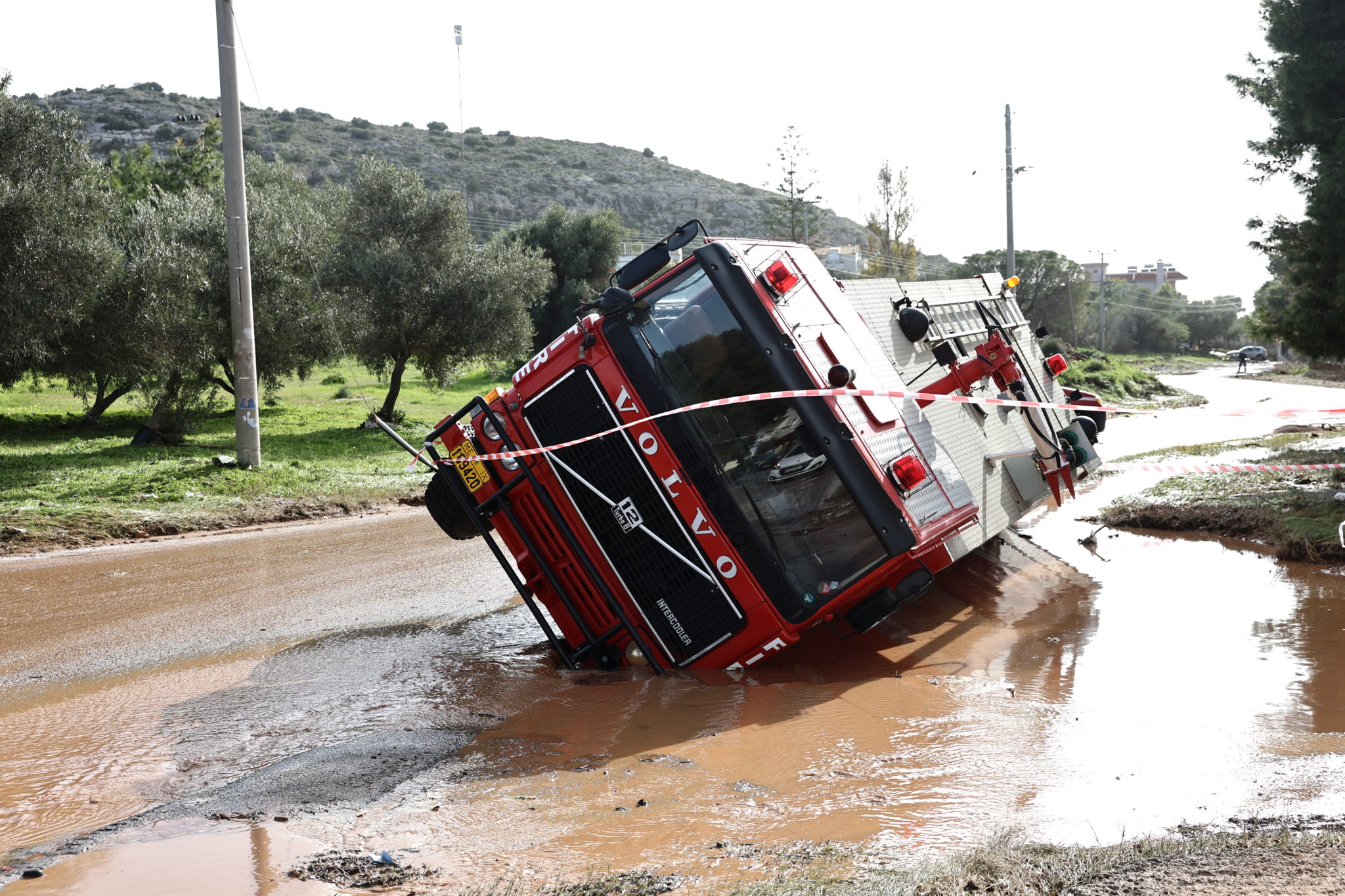 Εικόνες απόλυτης καταστροφής στη Βάρη: Αυτοκίνητα στη λάσπη, ανατράπηκε ...