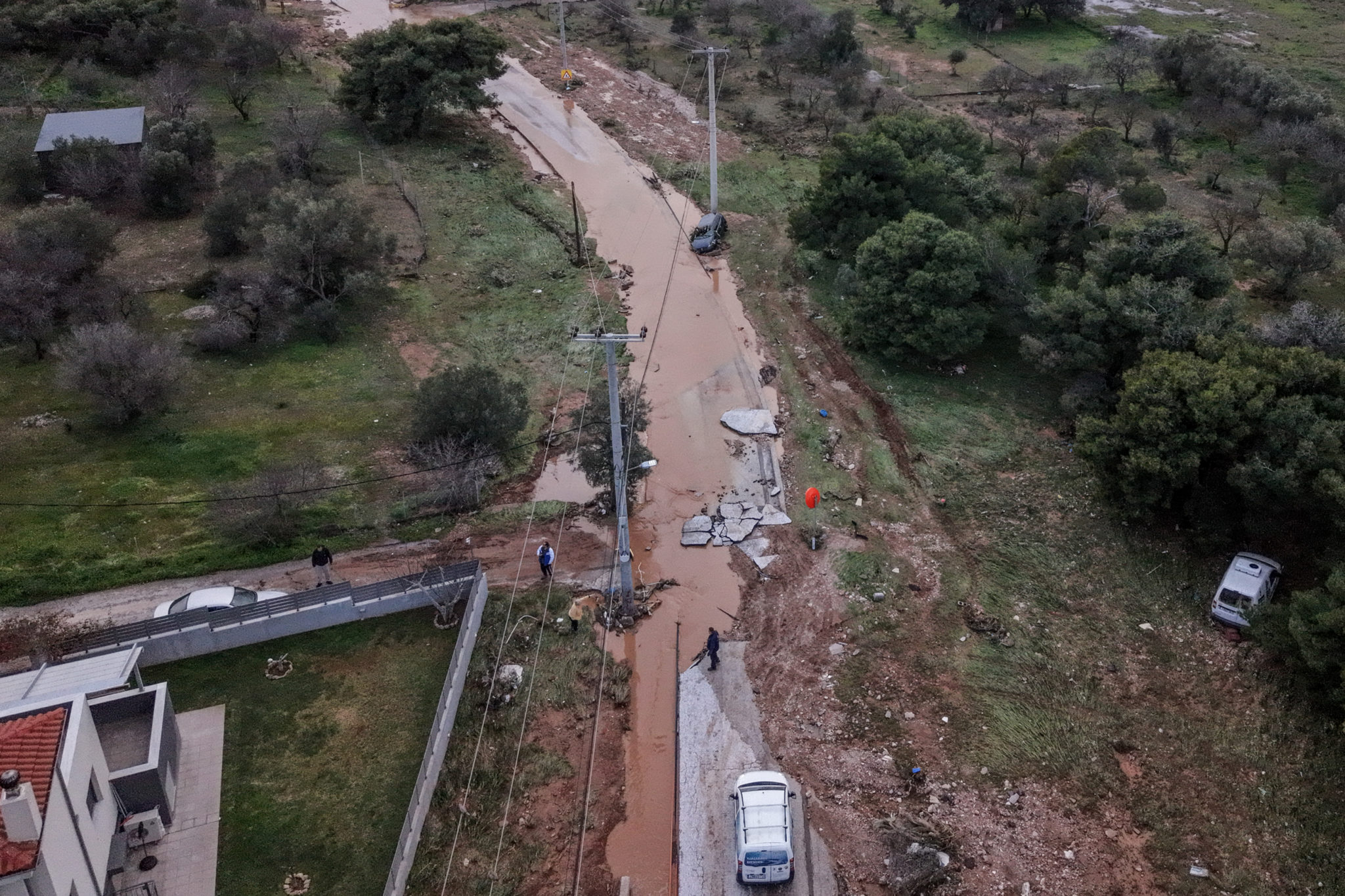 Αττική: Νέες πανοραμικές εικόνες από την Βάρη που έχει «βυθιστεί» στη ...