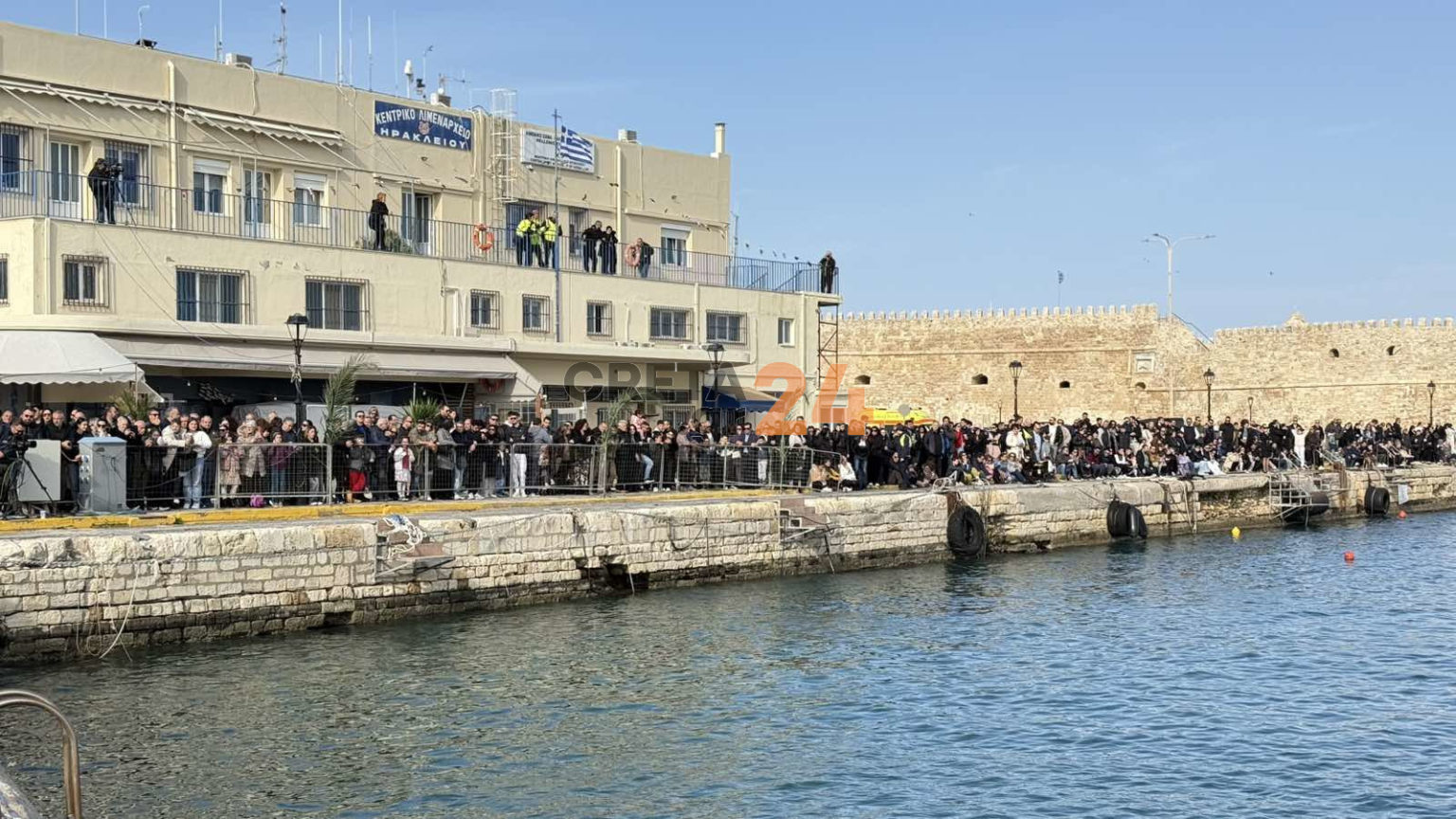 Αγιασμός των Υδάτων στο Ηράκλειο: Έπιασαν αλλά… έσπασαν τον Τίμιο ...