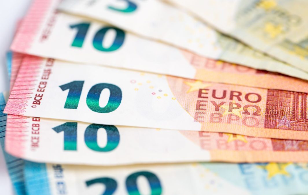 Επίδομα χωρίς ένσημα από τον ΟΠΕΚΑ: Σήμερα οι ανακοινώσεις για τη νέα ...