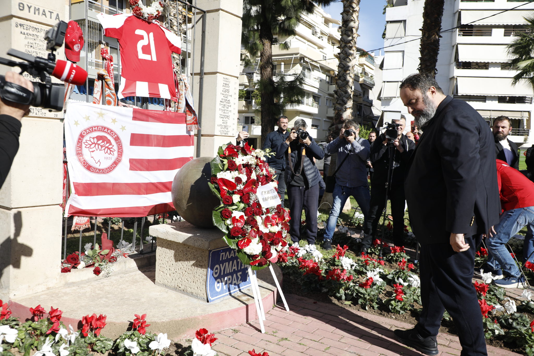 Σε κλίμα συγκίνησης το ετήσιο μνημόσυνο για τα θύματα της Θύρας 7 - «45 ...