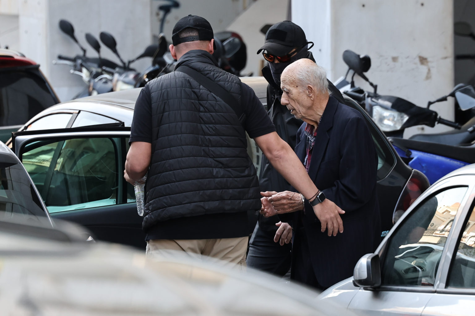 Ένοπλη επίθεση σε ΕΦΚΑ και Πρωτοδικείο: Στην Ευελπίδων για την απολογία ...
