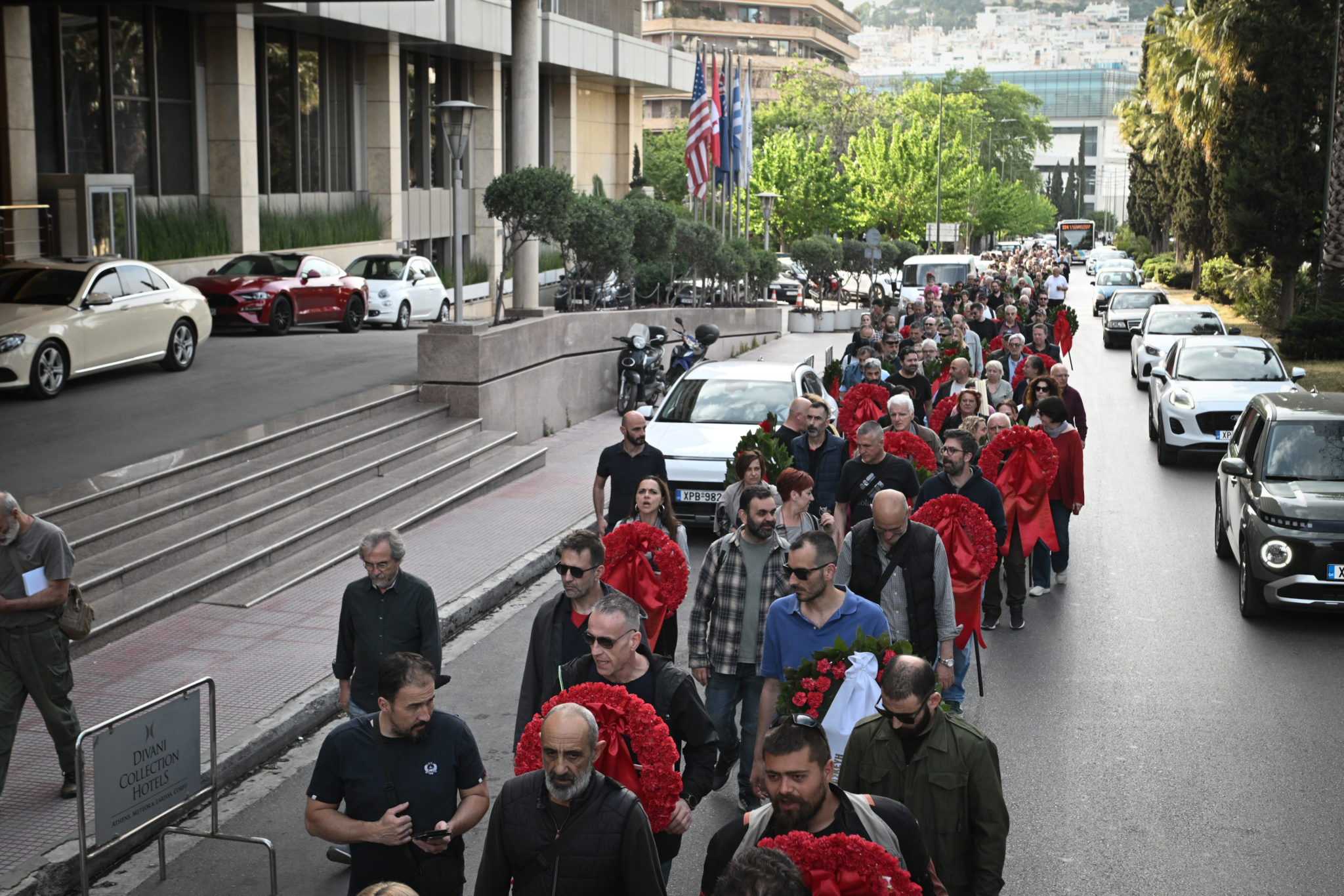 Καισαριανή: Συγκινητική πορεία και κατάθεση στεφάνων στο Σκοπευτήριο ...
