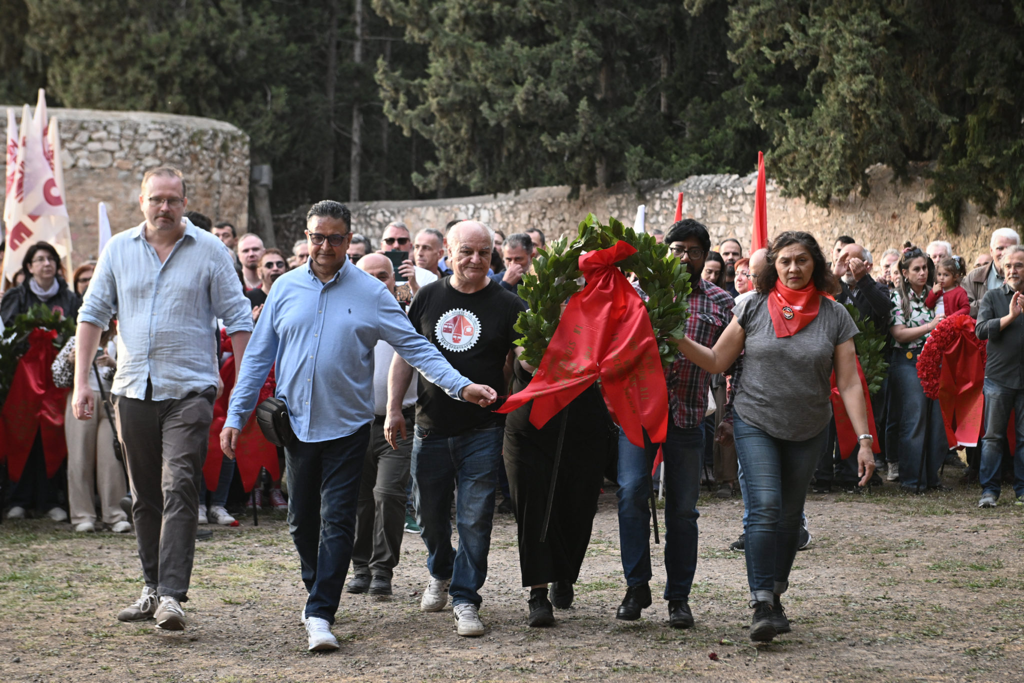 Καισαριανή: Συγκινητική πορεία και κατάθεση στεφάνων στο Σκοπευτήριο ...