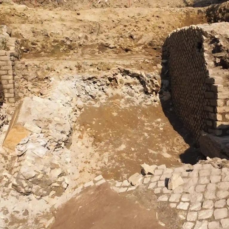 Στα ίχνη του Αυτοκράτορα Αύγουστου: Η αποκάλυψη της επιγραφής στο Ιερό ...