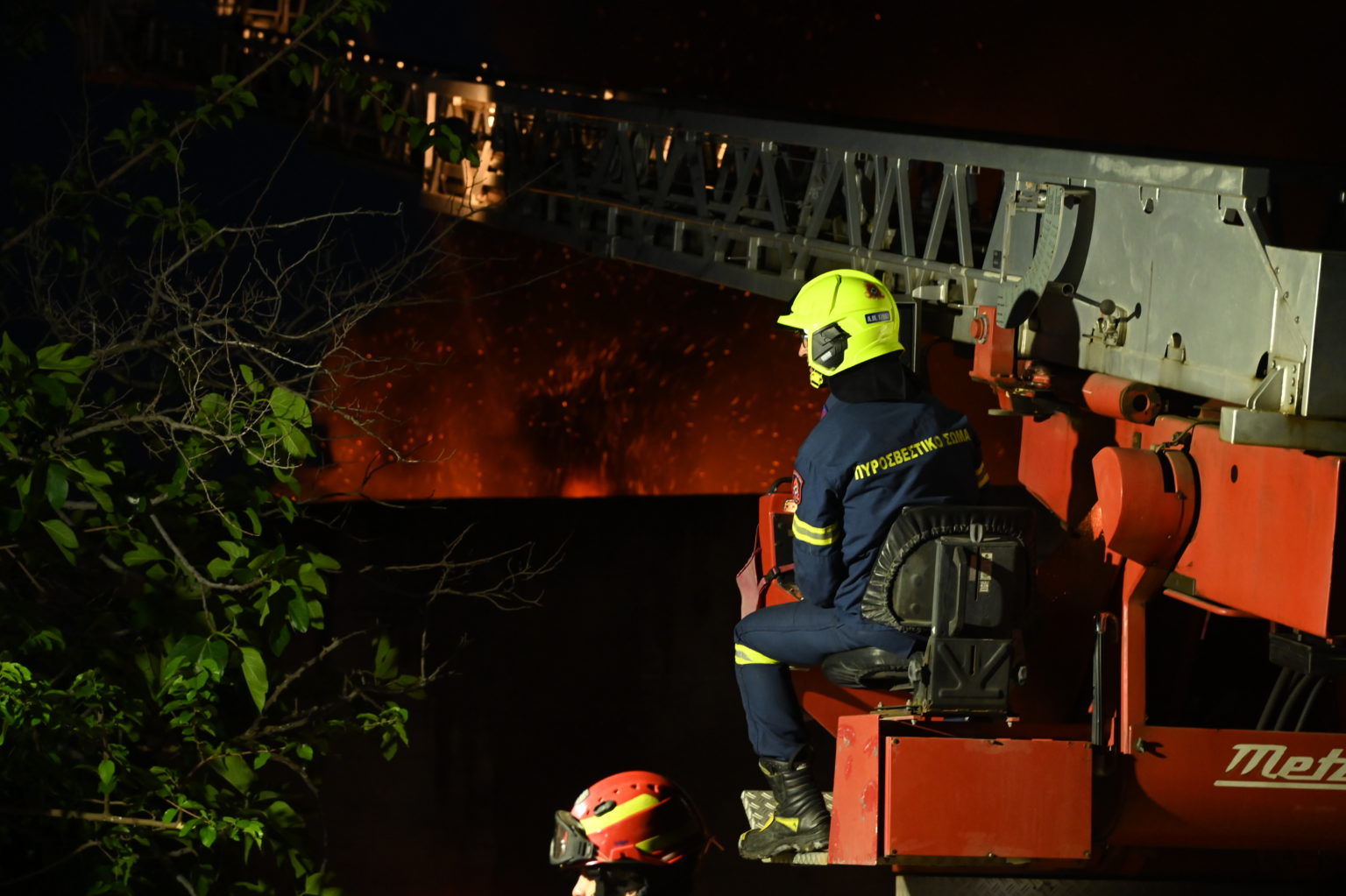 Υπό μερικό έλεγχο η φωτιά σε χώρο πρώην εργοστασίου στην Πάτρα - Δείτε ...